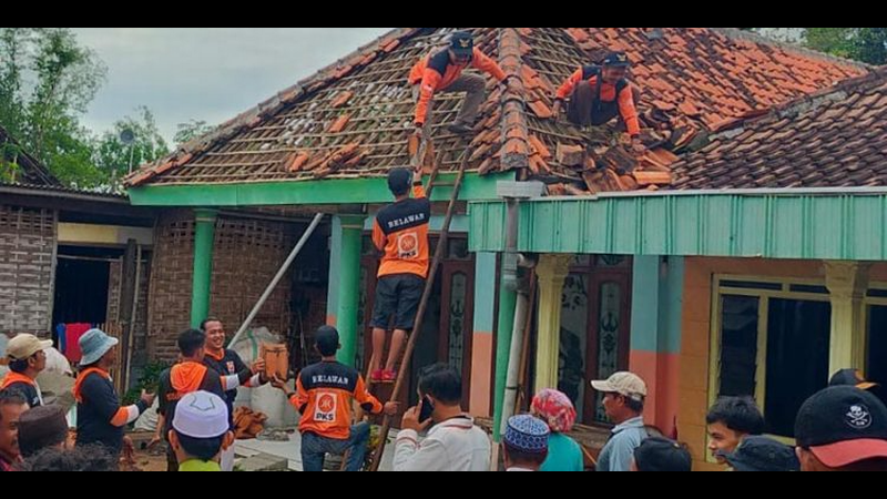 PKS - PKS Turunkan Relawan dan Bantu Material Genteng Untuk Ratusan ... PKS - PKS Turunkan Relawan dan Bantu Material Genteng Untuk Ratusan ...