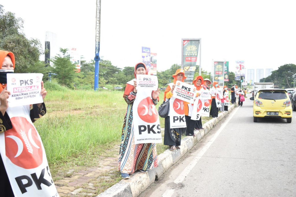 PKS | FOTO: Ribuan Kader PKS Batam Lakukan Flashmob Tolak Kenaikan BBM PKS | FOTO: Ribuan Kader PKS Batam Lakukan Flashmob Tolak Kenaikan BBM
