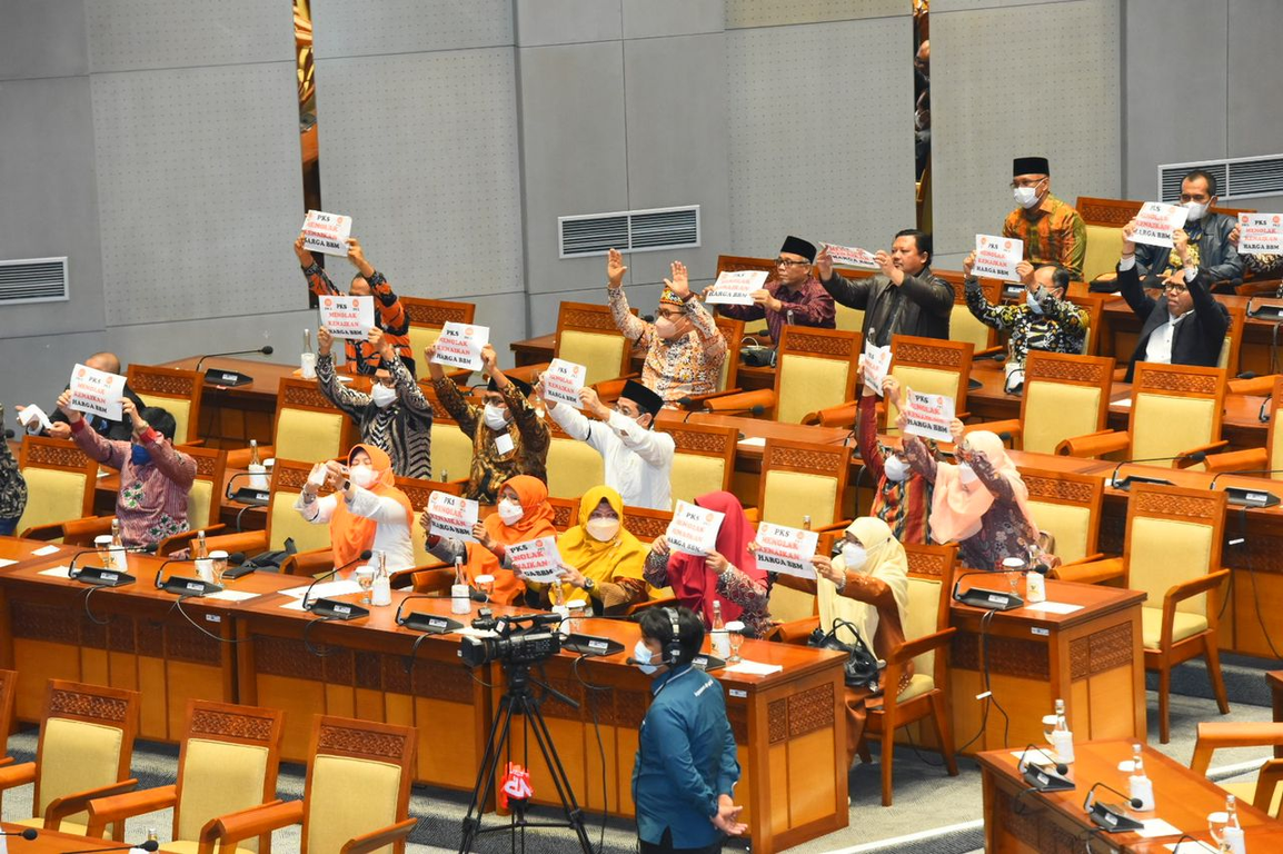 PKS - Tolak Kenaikan Harga BBM, Fraksi PKS Walk Out dari Sidang Paripurna! PKS - Tolak Kenaikan Harga BBM, Fraksi PKS Walk Out dari Sidang Paripurna!