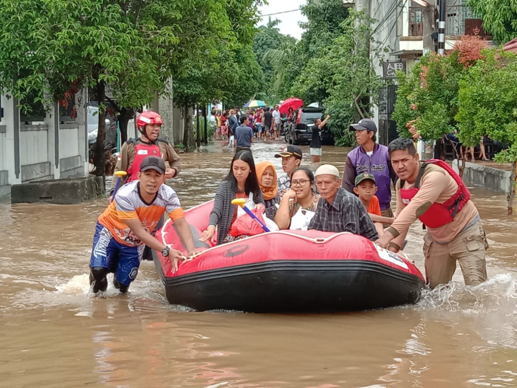 PKS - Relawan PKS Evakuasi Korban Banjir di Ciputat PKS - Relawan PKS Evakuasi Korban Banjir di Ciputat